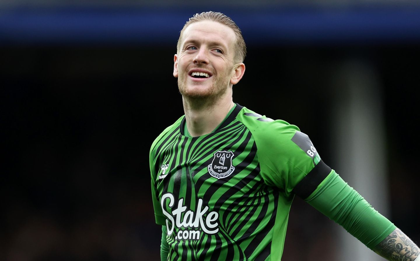 Pickford signs new contract at Everton