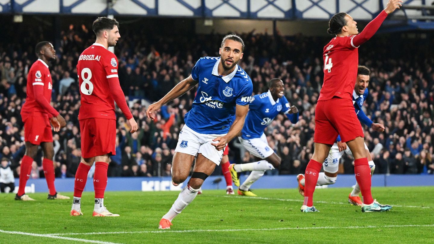 Everton deal hammer blow to Liverpool's title hopes