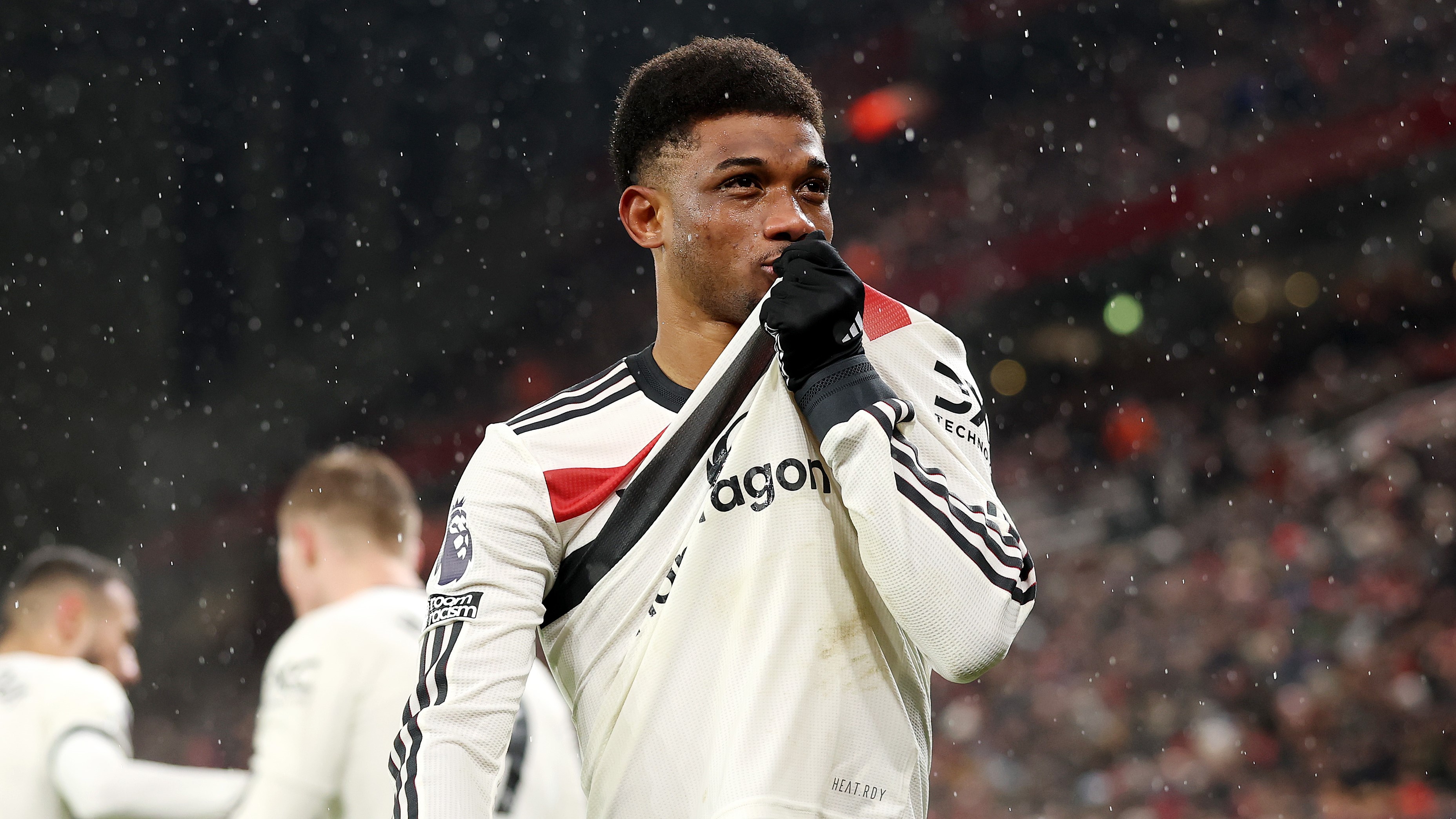 Amad's late goal earns Man Utd draw in thriller at Liverpool