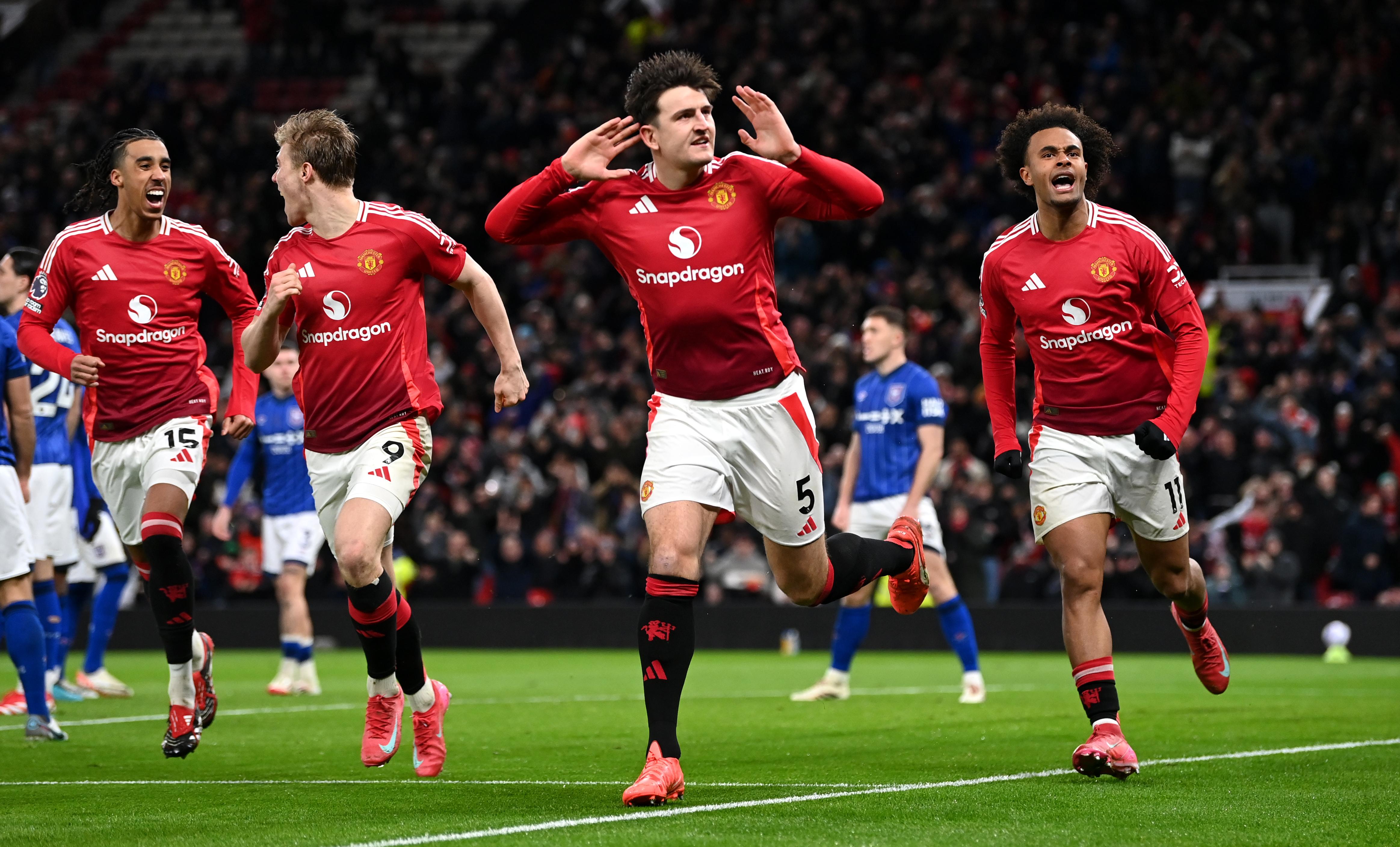 Ten-man Man Utd beat Ipswich in five-goal thriller