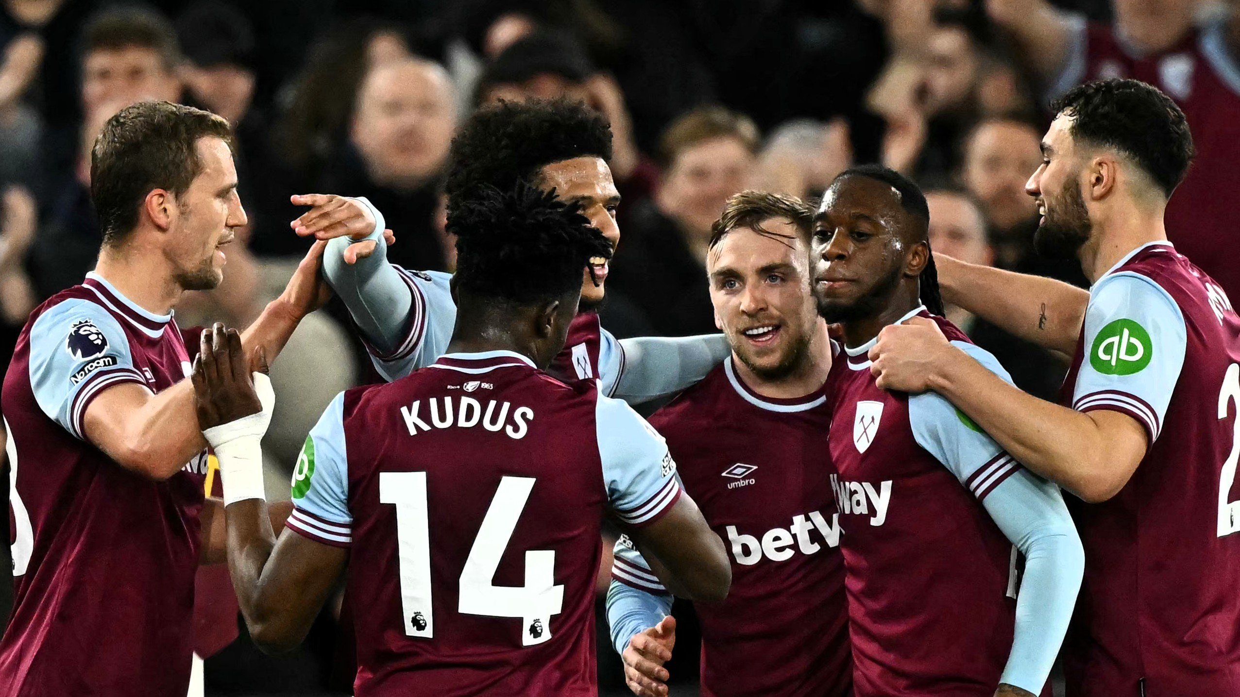 West Ham beat Leicester to claim back-to-back victories