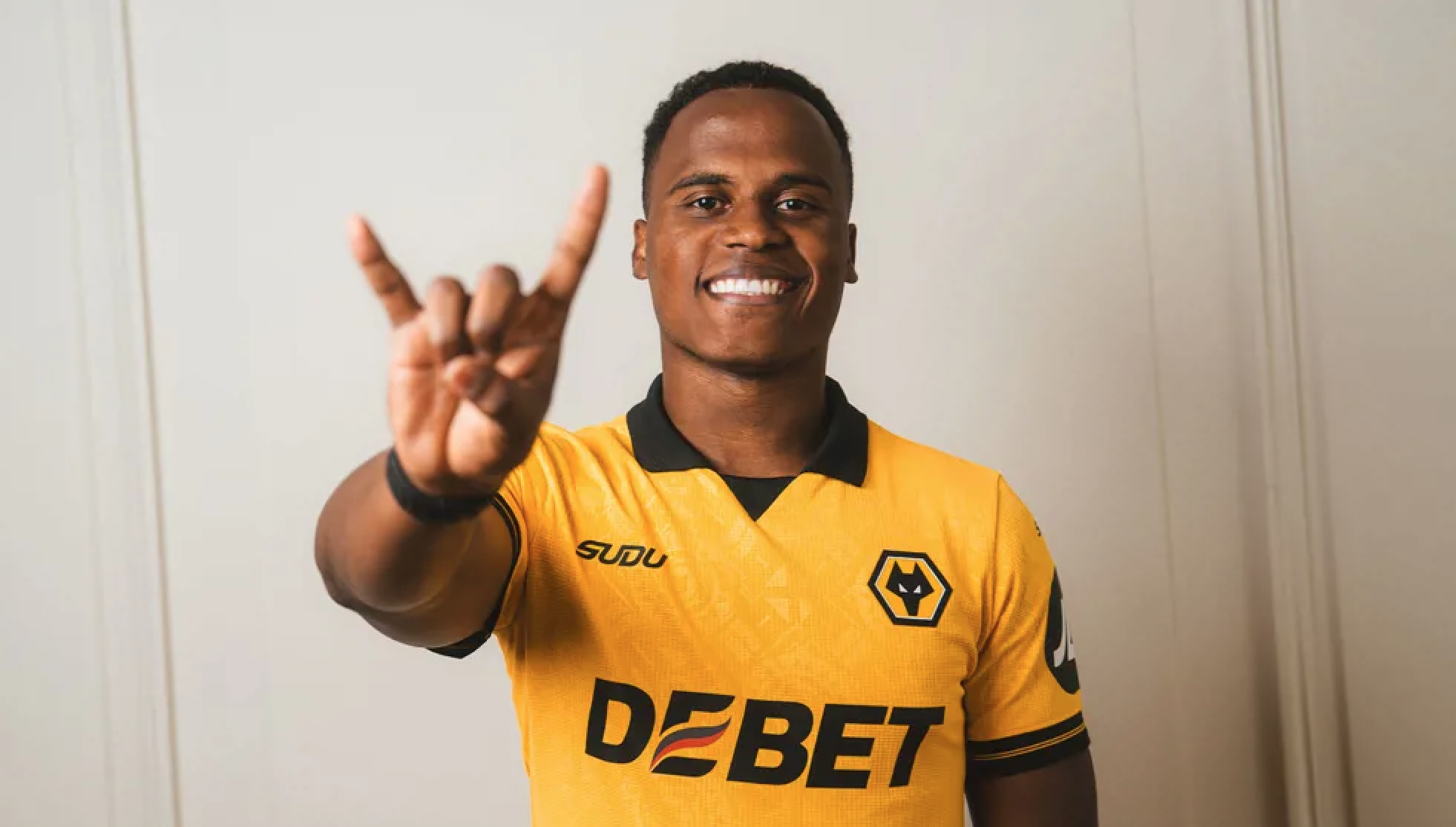 Wolves sign Colombian winger Arias from Fluminense