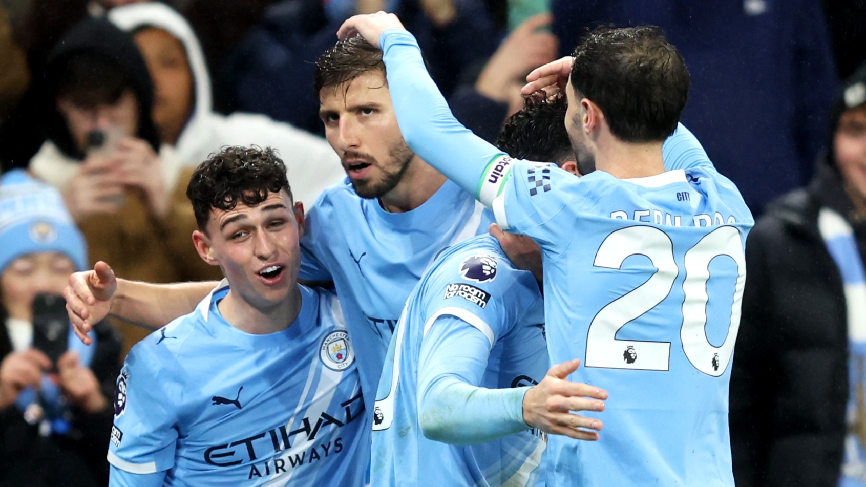 Man City ease past Sunderland to go within two points of Arsenal