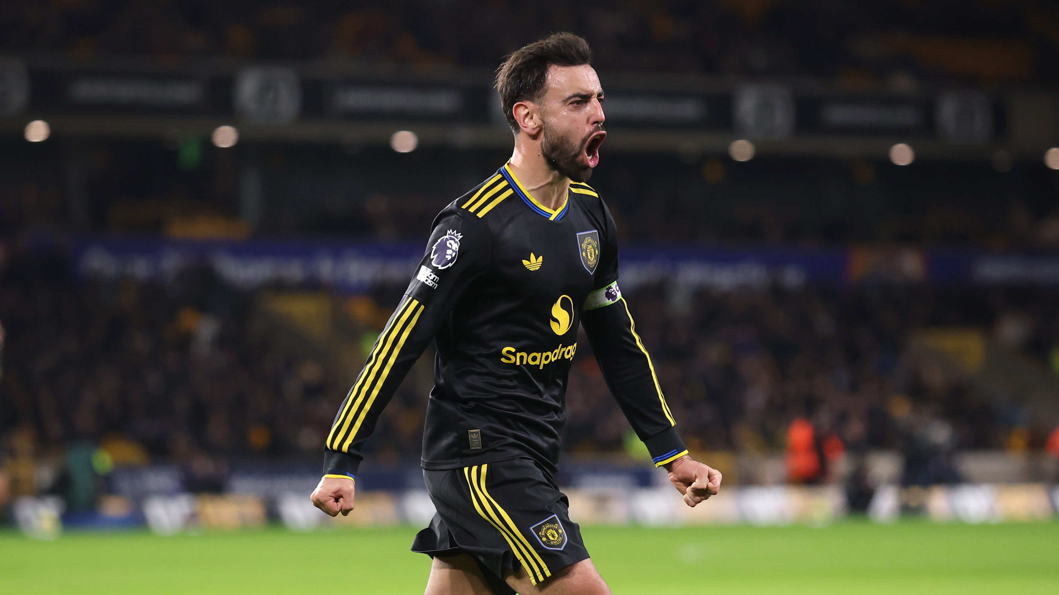 Fernandes stars as Man Utd hit four at Wolves to go sixth